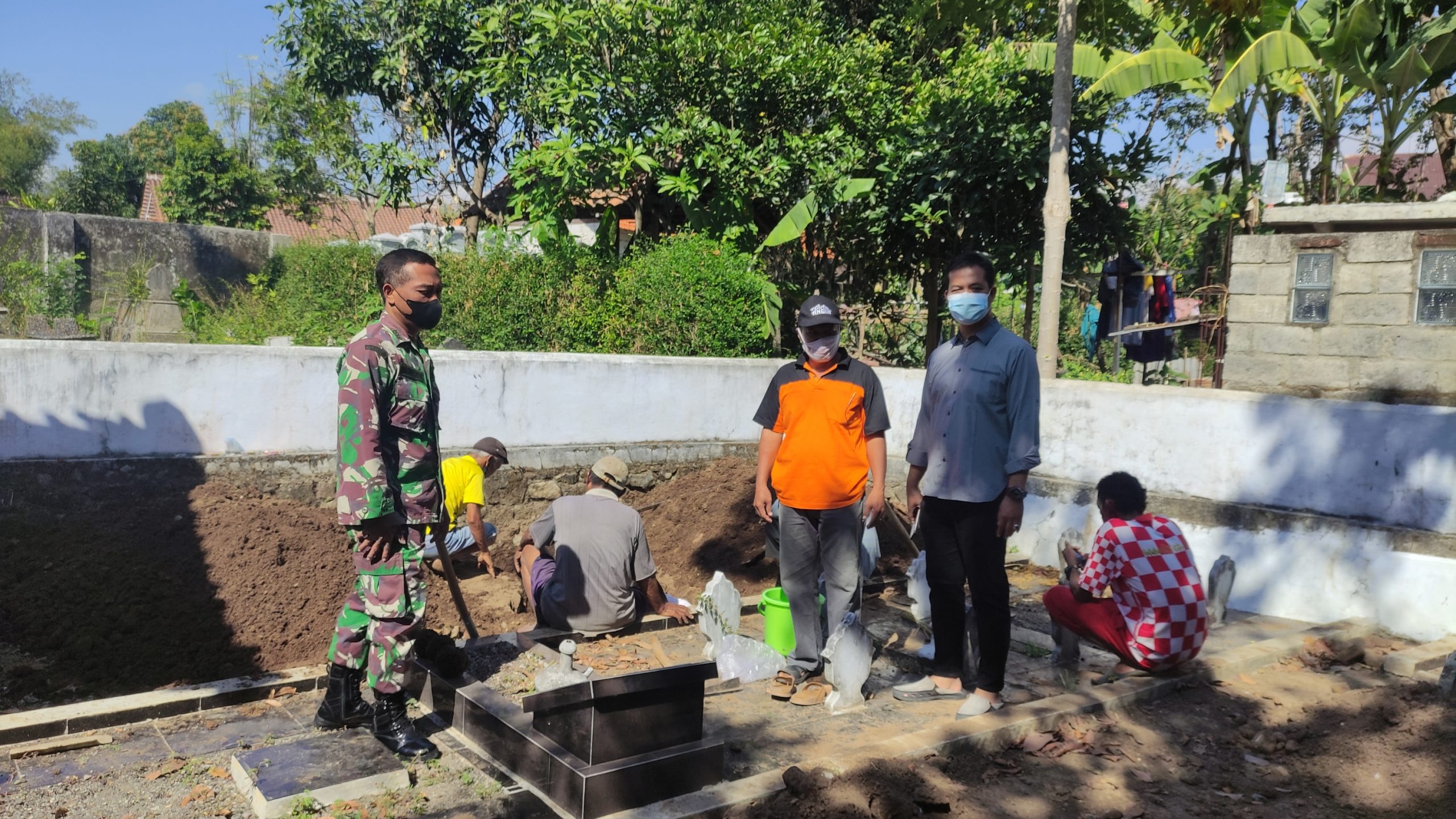 Babinsa Koramil Tipe B 0804/01 Magetan Amankan Pemakaman Warga ... Babinsa Koramil Tipe B 0804/01 Magetan Amankan Pemakaman Warga ...
